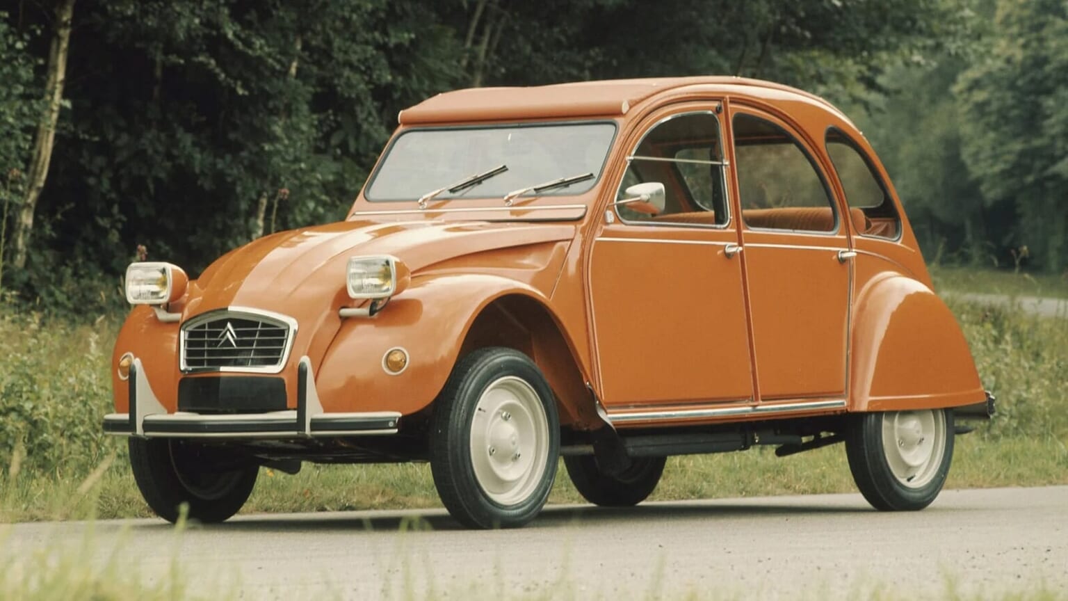シトロエン2CVが手頃な価格のEVとして復活！ステランティスの新戦略とは | トップギア・ジャパン Top Gear JAPAN